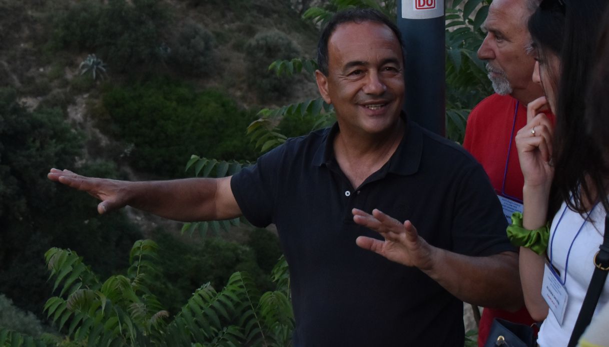 Riace, l’abbraccio a Mimmo Lucano: “La solidarietà non si criminalizza”